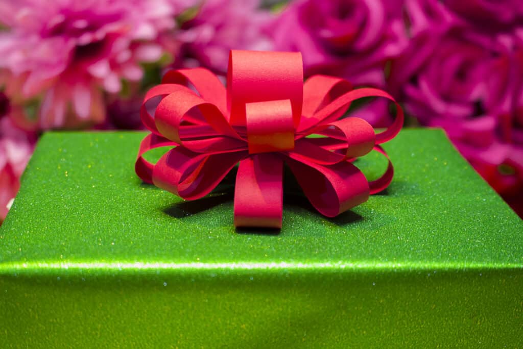 How to Make a Paper Gift Bow - Kids Fun Family